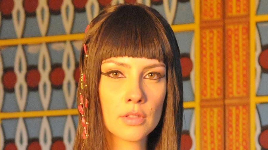 Camila Rodrigues impressiona de vestido e denota corpaço