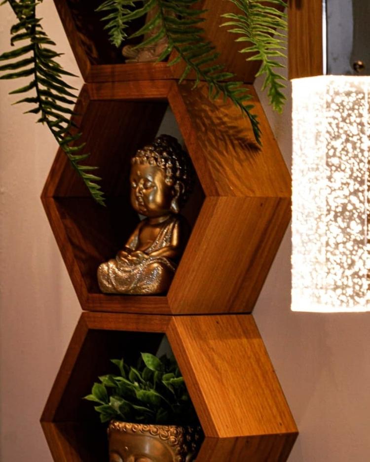 Nicho hexagonal ou colmeia: formas criativas de decorar sua casa