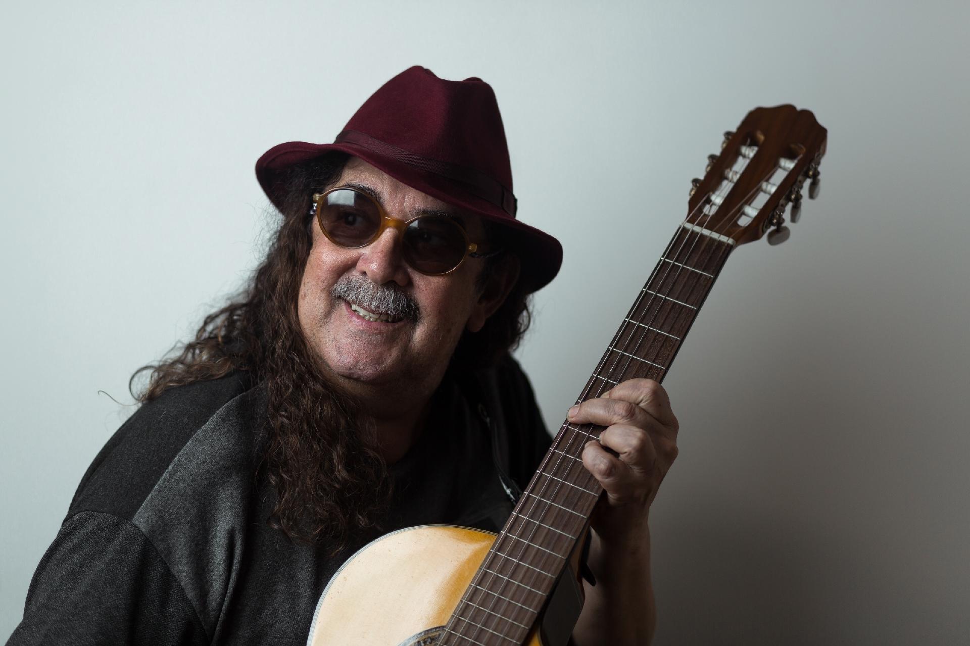Morre Moraes Moreira, cantor e integrante dos Novos Baianos, aos 72 ...