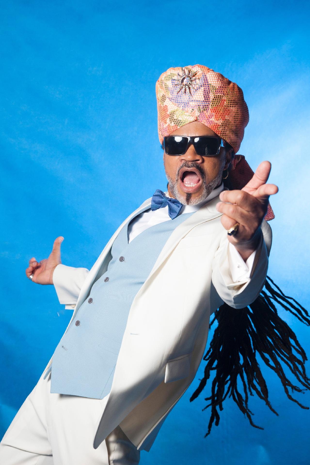 Fotos: 21 momentos que o visual de Carlinhos Brown deu um nó na sua ...