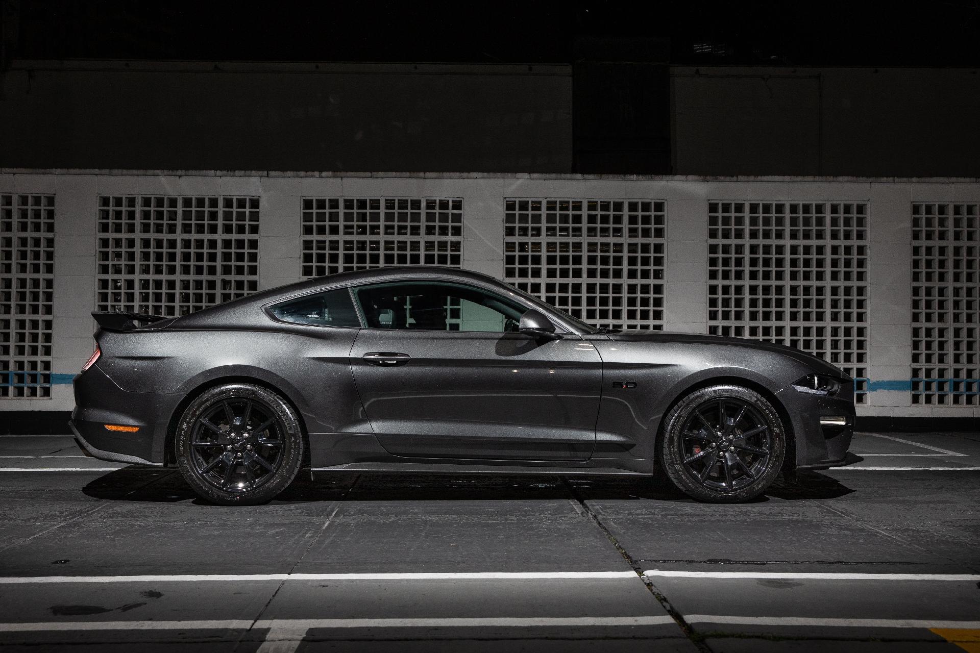 Testamos: Mustang Black Shadow alia visual sombrio com emoção dos 466 cv