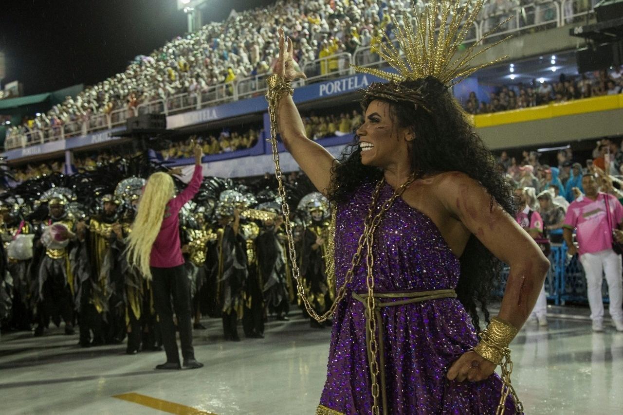 Fotos: Paolla, Vivi Araújo e as rainhas de bateria brilham no desfile ...