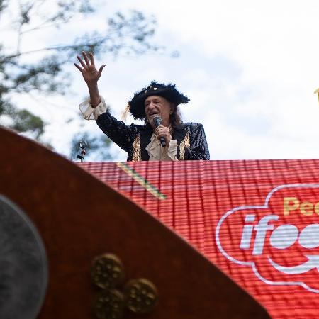 Alceu Valença dribla forte chuva em pré-Carnaval em SP