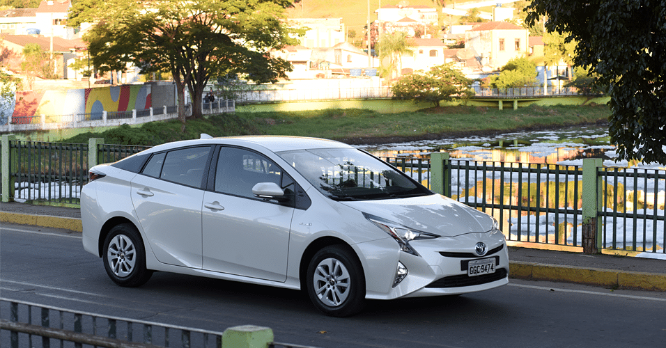 Prius, 208 1.2 e Fiesta turbo fogem do posto e esnobam até o diesel ...