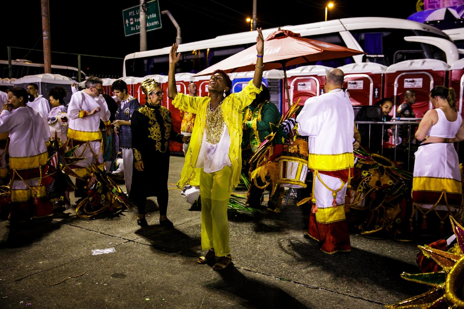 Juju Salimeni fica sem água e à base de frango e ovo para desfile - 22 ...