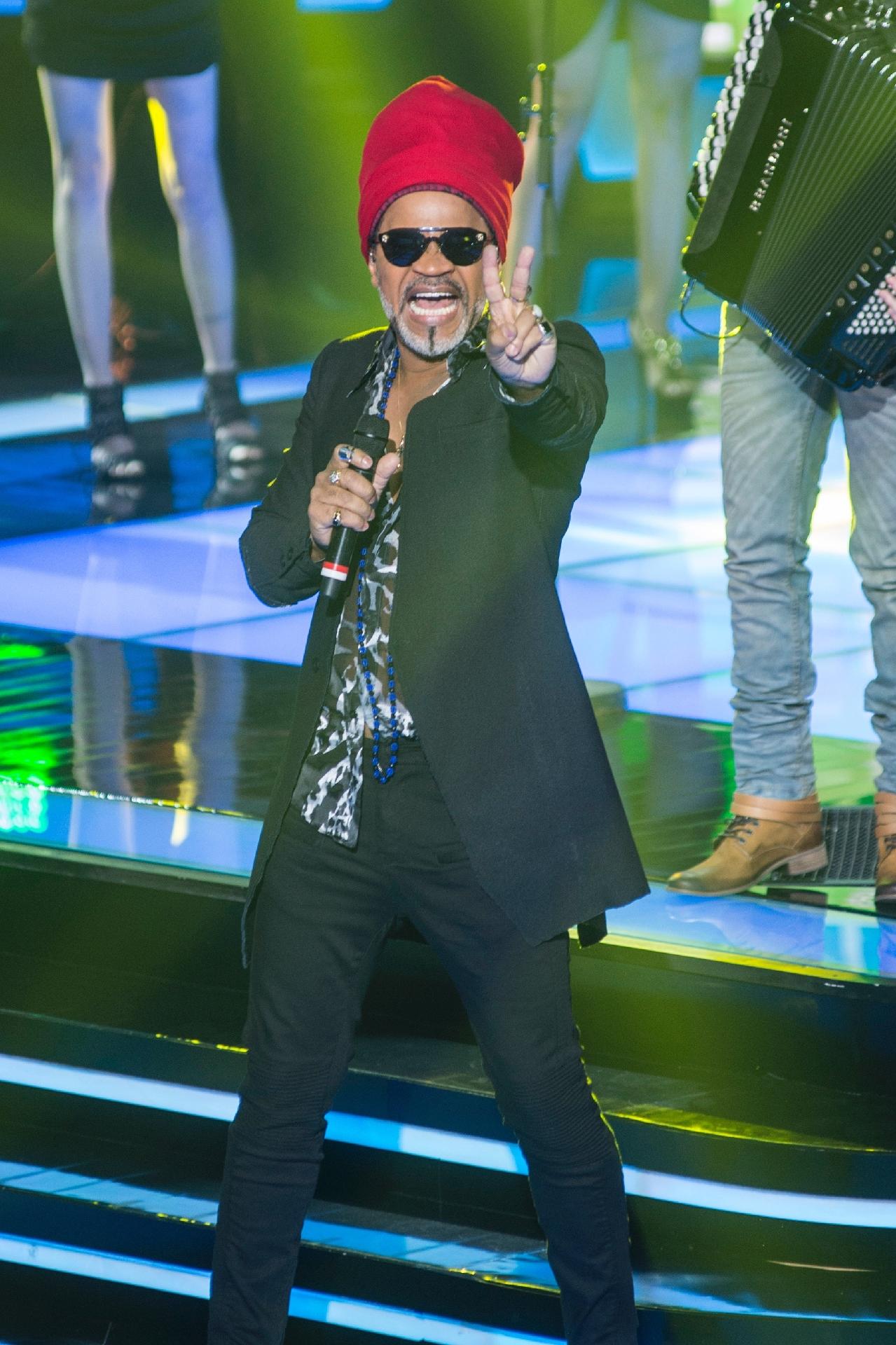 Fotos: 21 momentos que o visual de Carlinhos Brown deu um nó na sua ...