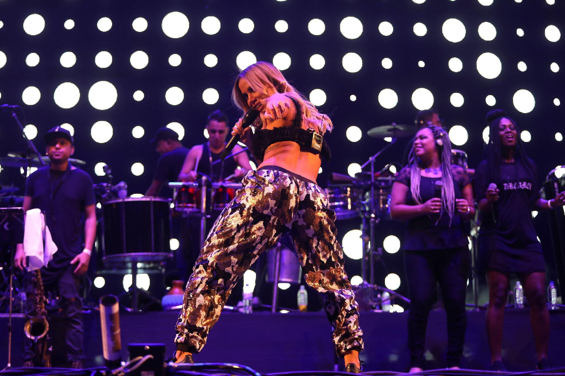 Anitta sensualiza no Carnaval de Belo Horizonte e canta hit de MC Loma ...