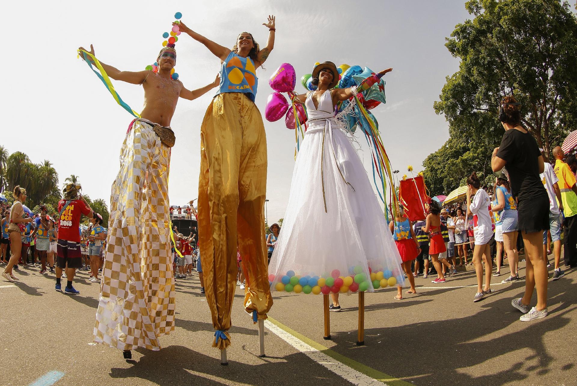 Monobloco encerra Carnaval de Rua do Rio com multidão no aterro do ...