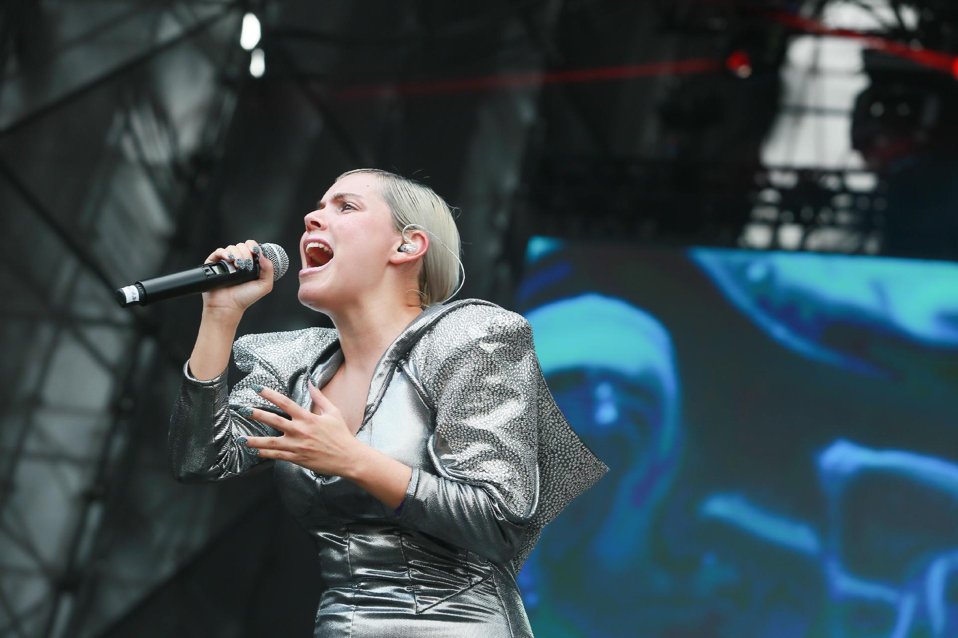 "Chegar ao fundo do poço é importante", diz cantora revelação Duda Beat ...