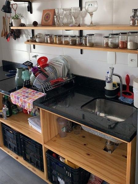 6 ideias para ocupar ou 'esconder' o vão embaixo da pia na cozinha - 06/03/2023 - UOL Nossa