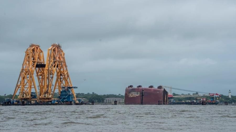 Navio tombado com 4 mil carros tem sexta fatia removida