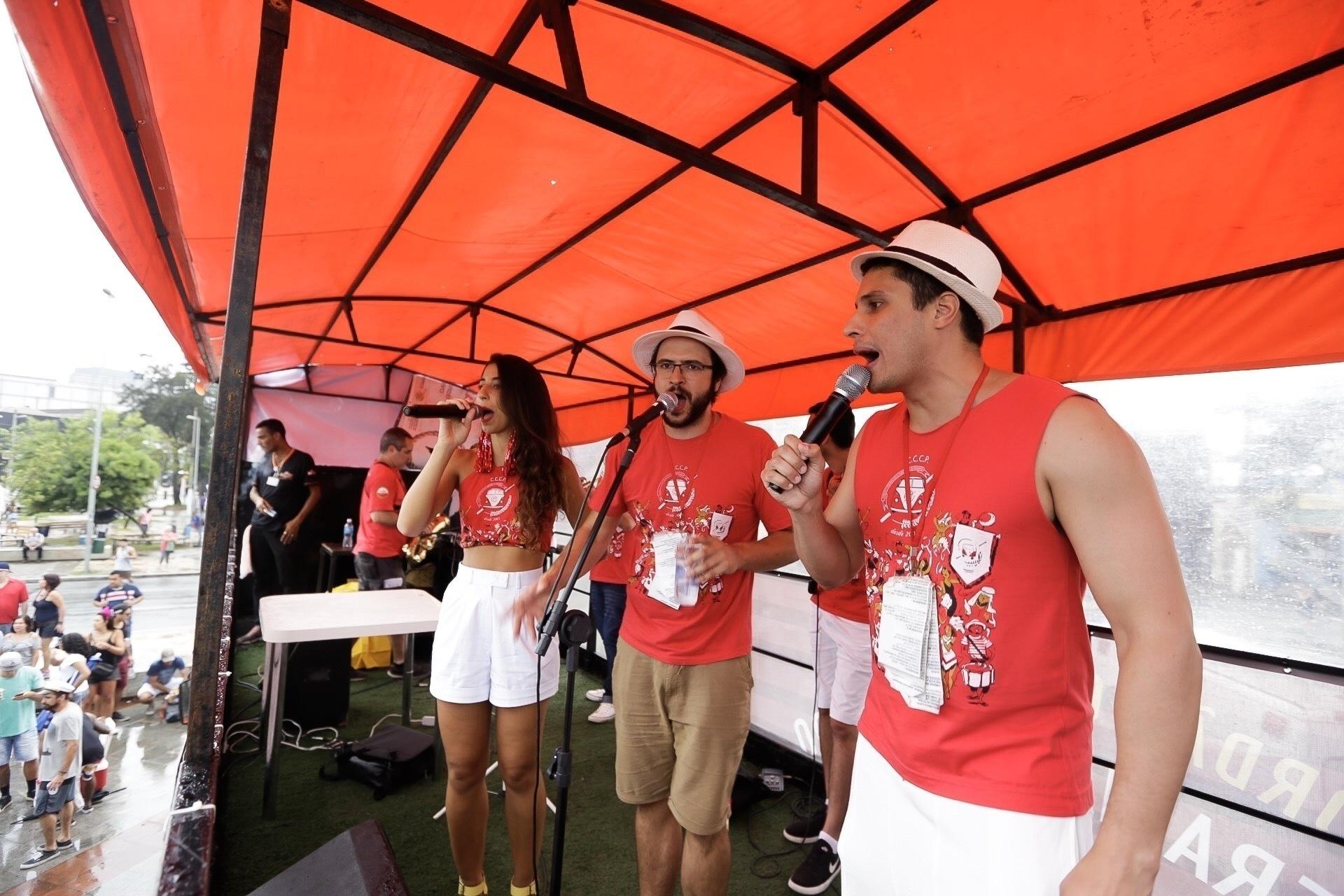 Nem chuva tira animação do último ensaio aberto do Confraria do Pasmado ...