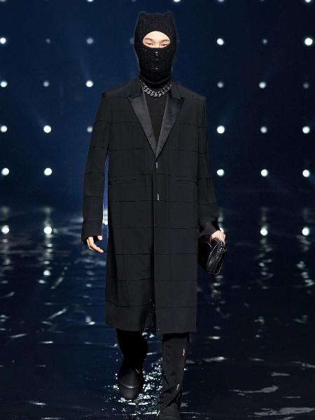 Máscaras não sairão de moda em 2022: balaclava promete dominar os looks ...