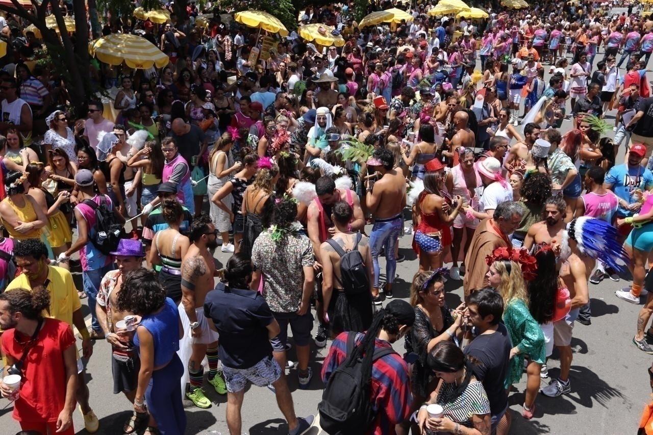 Com Fernanda Paes Leme e Mariana Aydar, bloco Casa Comigo lota a Faria ...