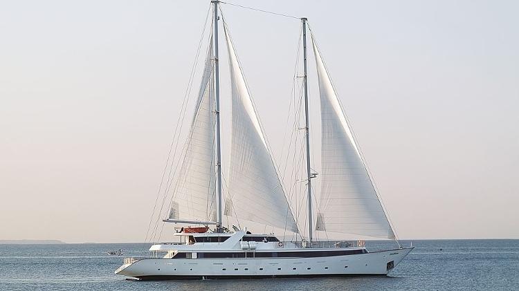 Já pensou conhecer lugares paradisíacos a bordo de um veleiro? Veja ...