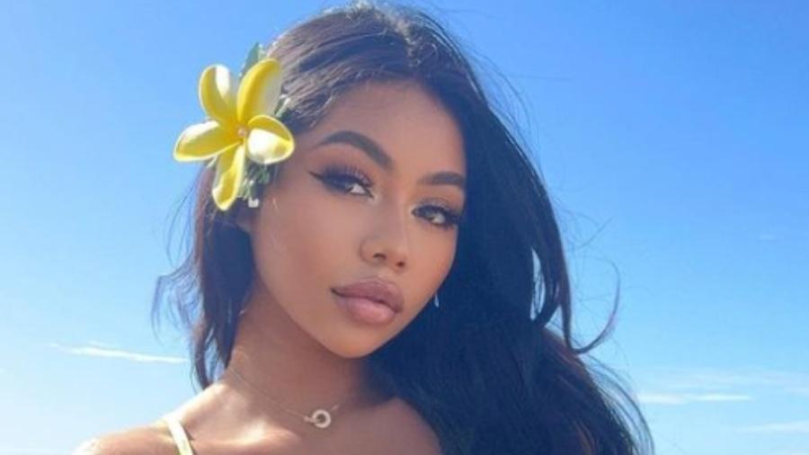 Influencer é pedida em casamento após clique com biquíni fio dental