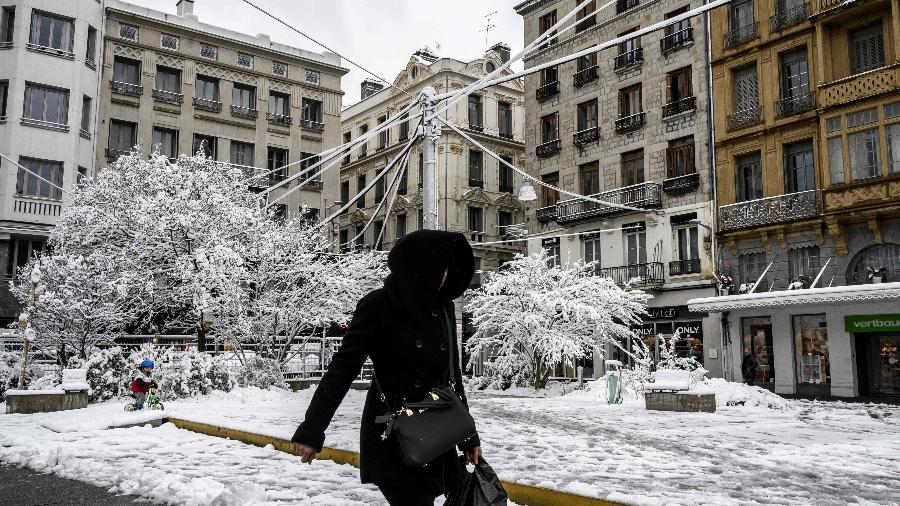 Neve reaparece em plena primavera e transforma paisagem na França