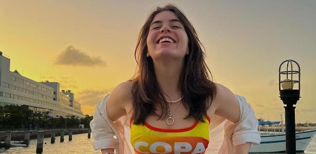 De fio-dental, Sofia Santino hipnotiza com corpaço e bumbum