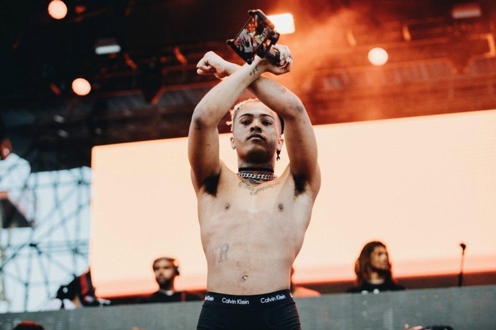 Fãs de XXXTentacion fazem memorial no local onde o rapper foi ...