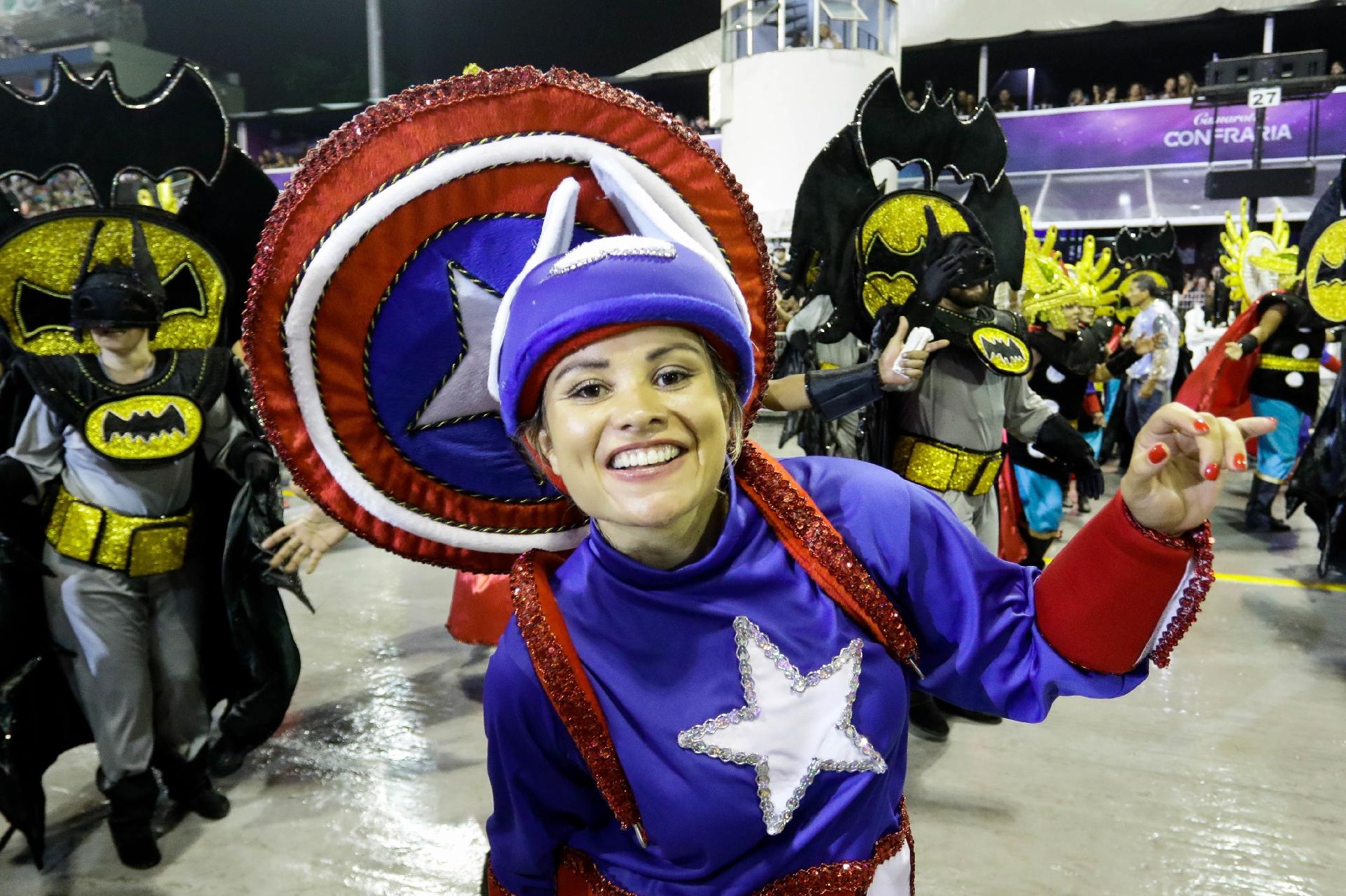 Super-heróis dividem espaço com a política no carnaval de SP - Blocos ...