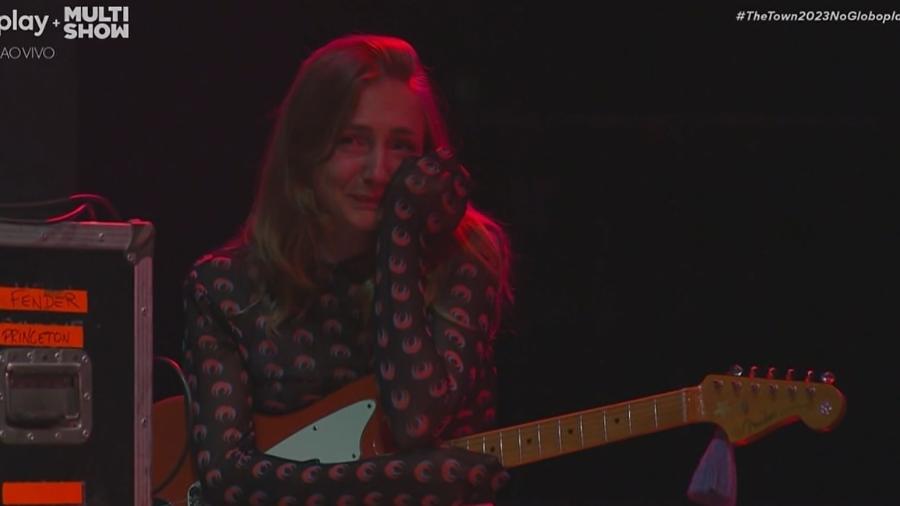 The Town: Wet Leg faz show no festival e guitarrista chora no palco