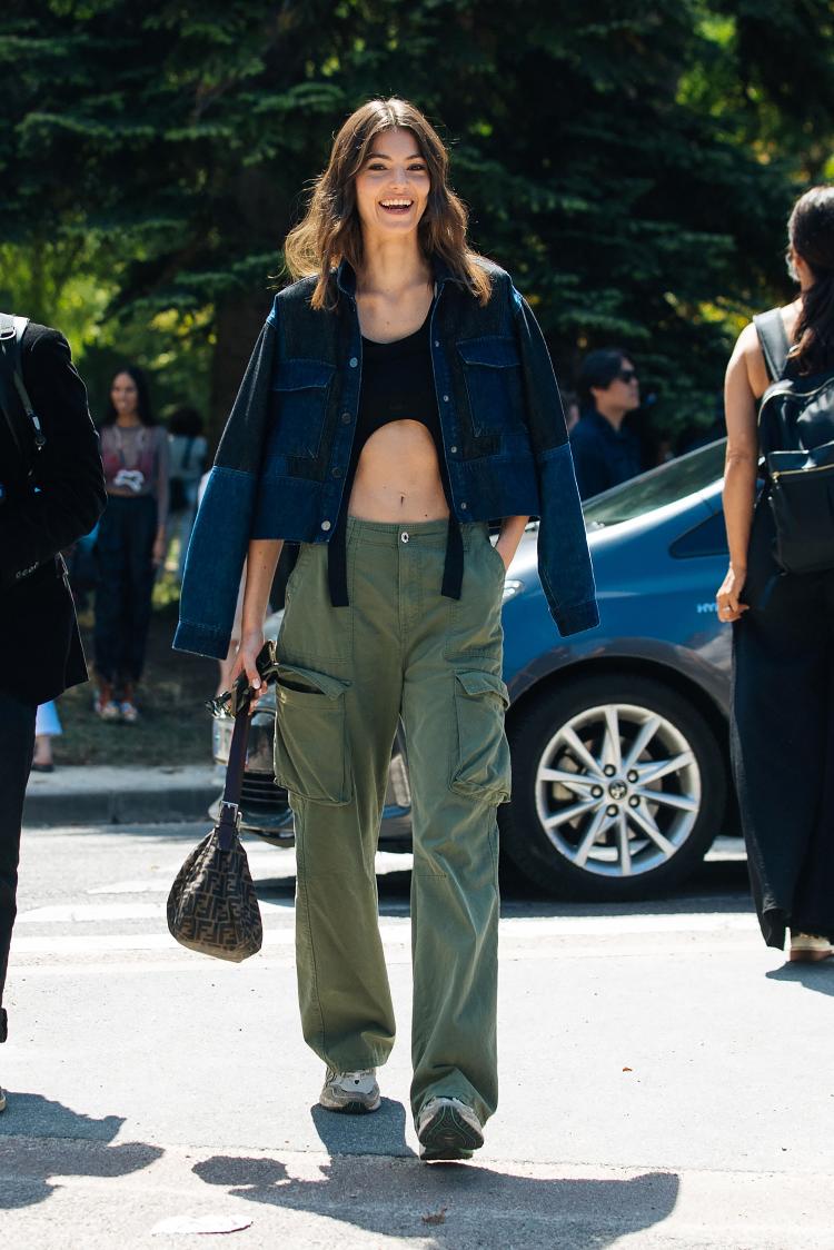 Looks de Hailey Bieber, Adut Akech e Bella Hadid fora das passarelas