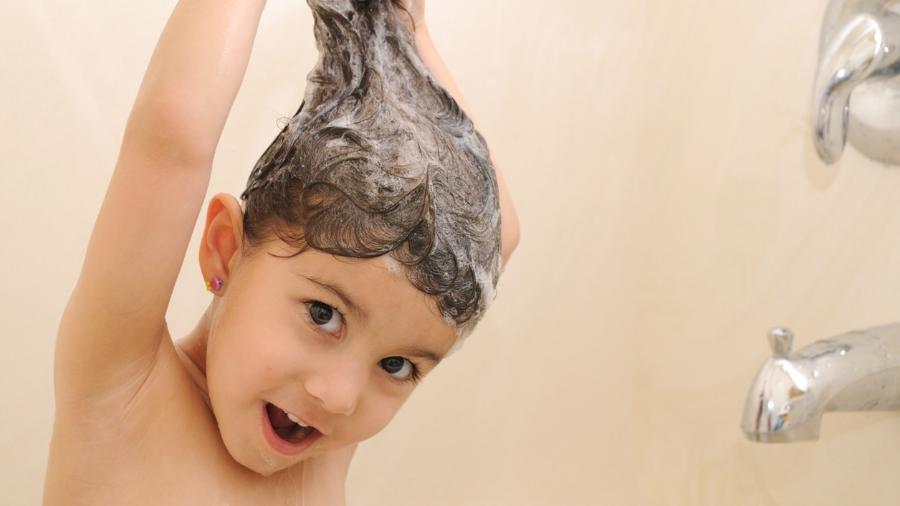 Tapete antiderrapante e lúdico pode ajudar no banho de sua criança