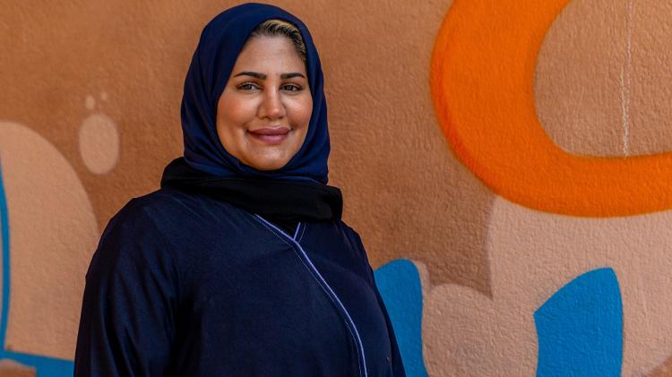 'Não pretendo me casar, gosto de ser tia': ela grafita muros no Qatar