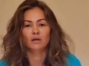 Suzana Alves usa máscara de Tiazinha para 'pregar' e dar conselho