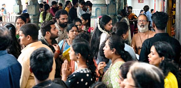 Por sonho americano, indianos lotam 'Templo de vistos'