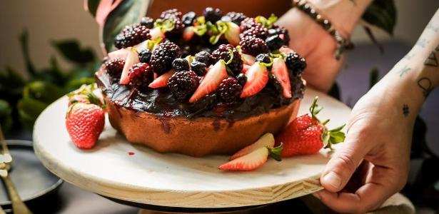 Aprenda a fazer bolo de frutas vermelhas, petit gateau e mais - 25/03 ...