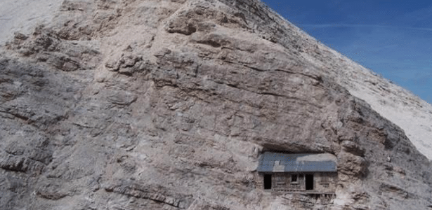 'Casa mais solitária do mundo' está abandonada em montanha há um século ...