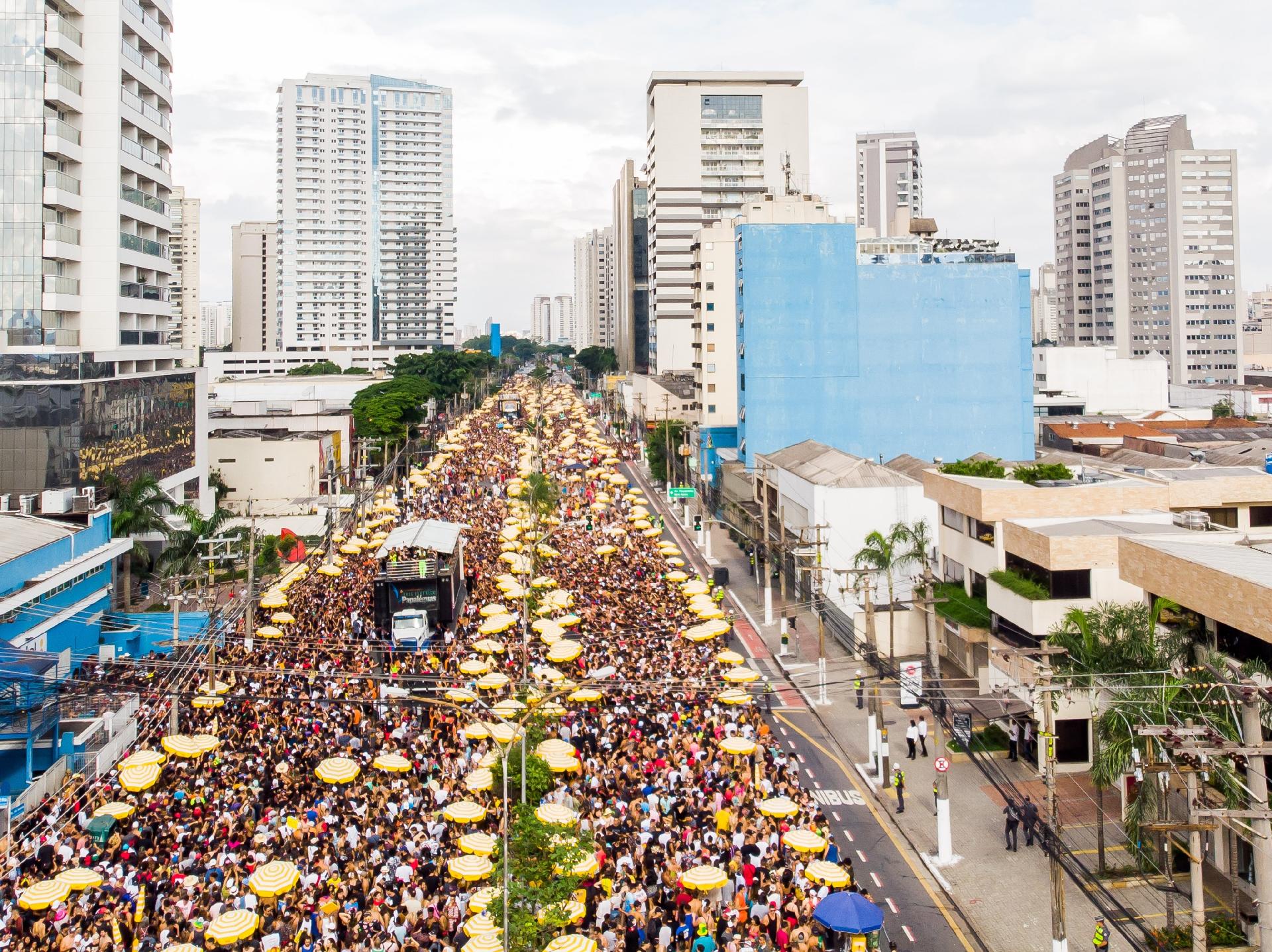 Bloco Beatloko faz desfile com o som das quebradas em São Paulo ...