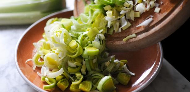 Como usar alho-poró na cozinha: confira 10 receitas