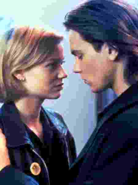 Samantha Mathis fala pela primeira vez sobre a morte de River Phoenix ...