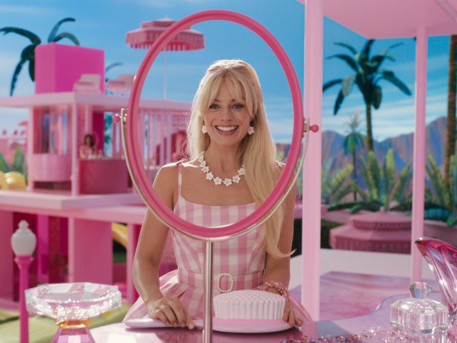 Como Margot Robbie está homenageando looks icônicos da Barbie