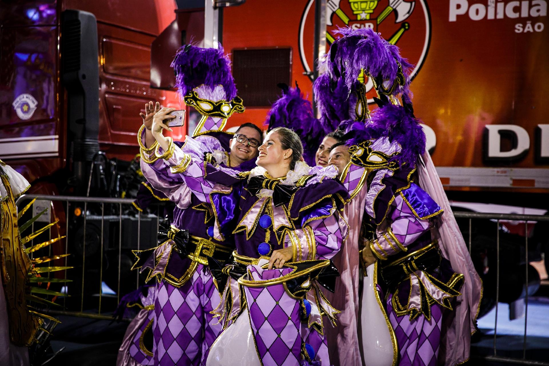 Juju Salimeni fica sem água e à base de frango e ovo para desfile - 22 ...