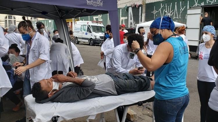 ONG Médicos do Mundo leva o consultório até a população de rua em 6 ...