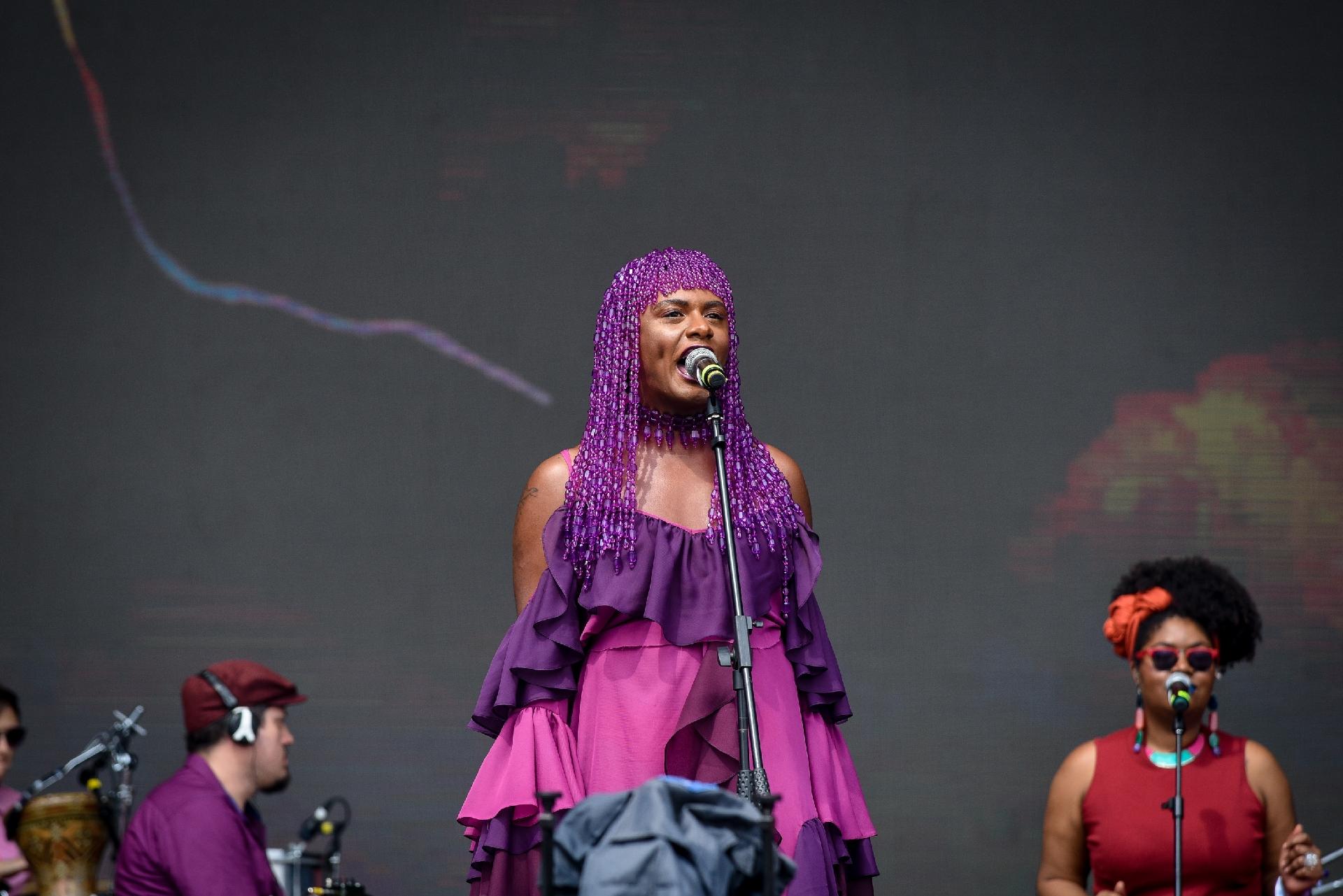 Liniker supera problemas de 2018 e vai à forra no Lollapalooza ...