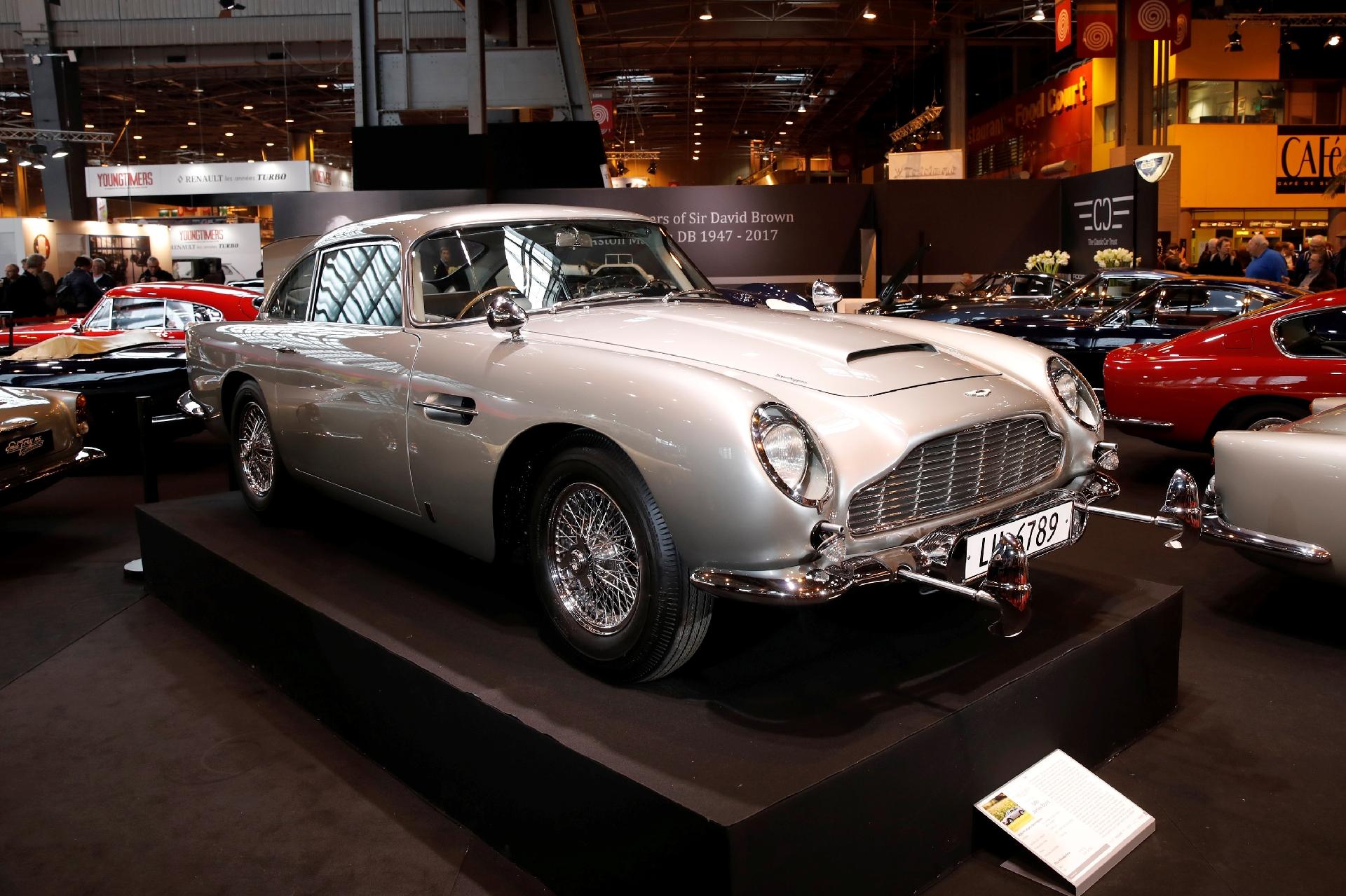 Fotos: O autêntico Aston Martin DB5 de James Bond é exibido em Paris ...