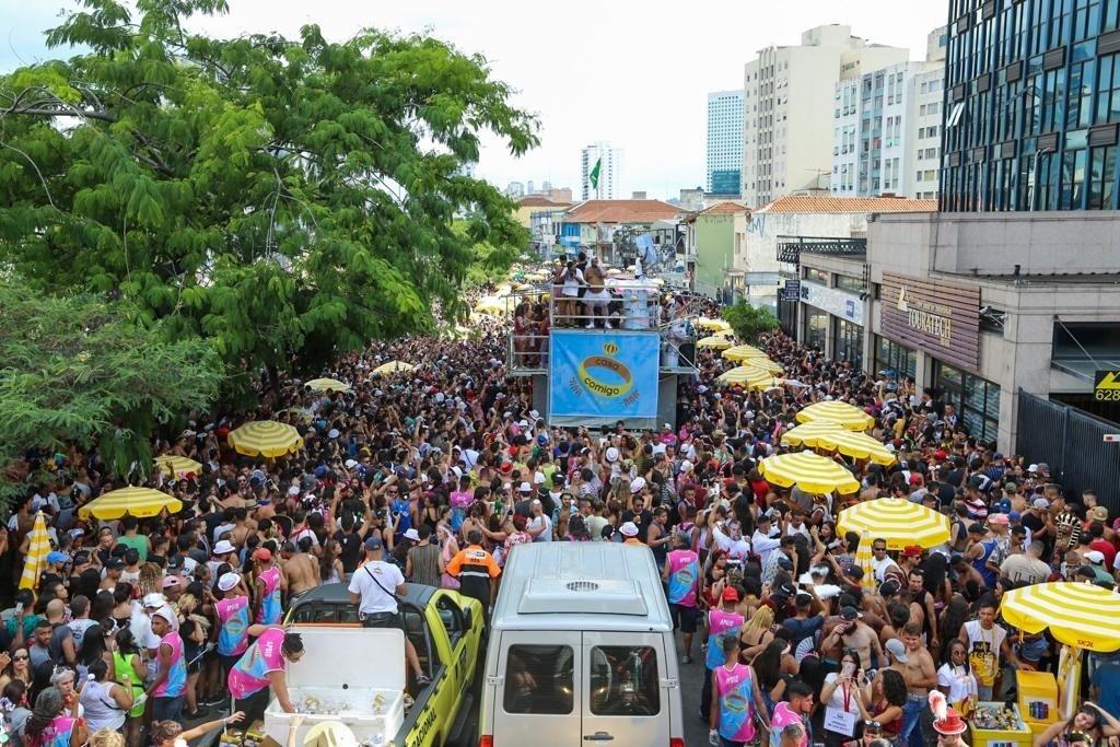 Com Fernanda Paes Leme e Mariana Aydar, bloco Casa Comigo lota a Faria ...