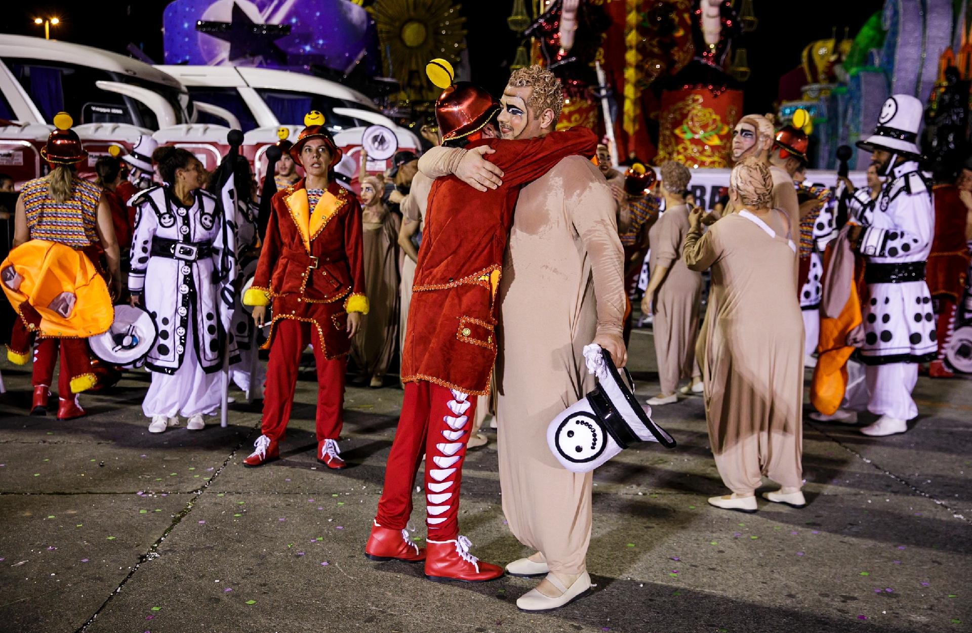 Juju Salimeni fica sem água e à base de frango e ovo para desfile - 22 ...