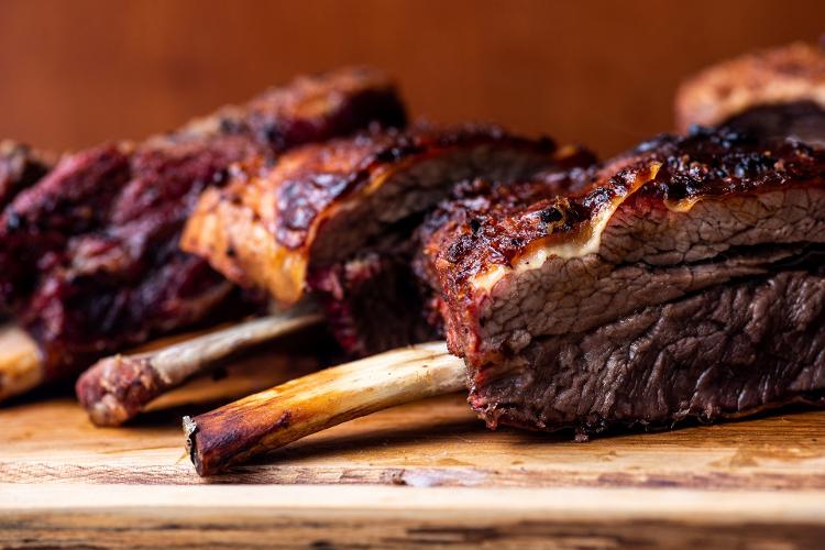 Costela na churrasqueira: como temperar e assar