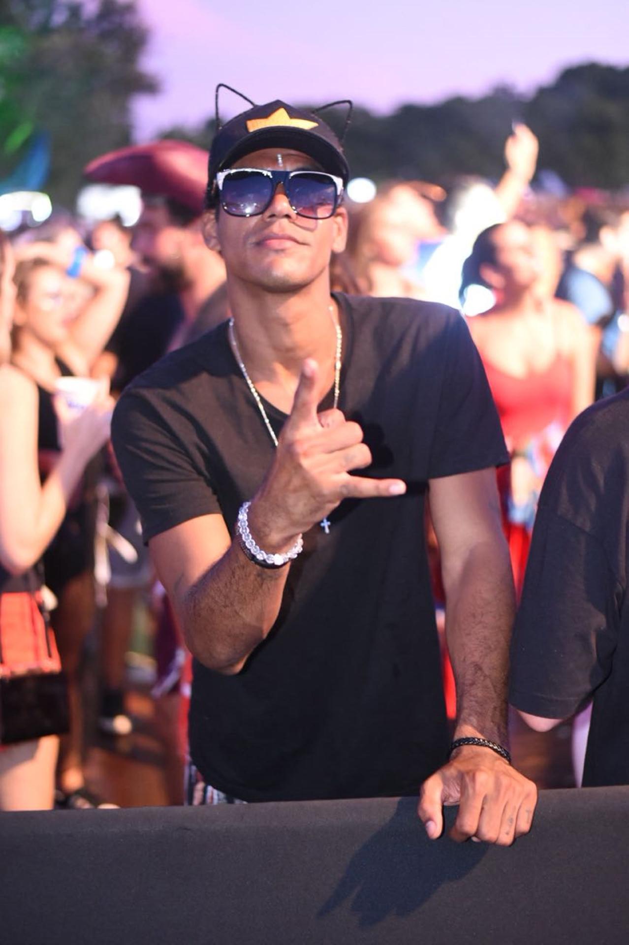 Vai, malandra! Anitta faz show surpresa e rebola muito em festa no Rio ...