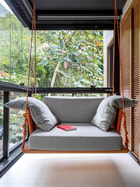 Com balanço e violões, apê de 65 m² foi inspirado em hobbies dos ...