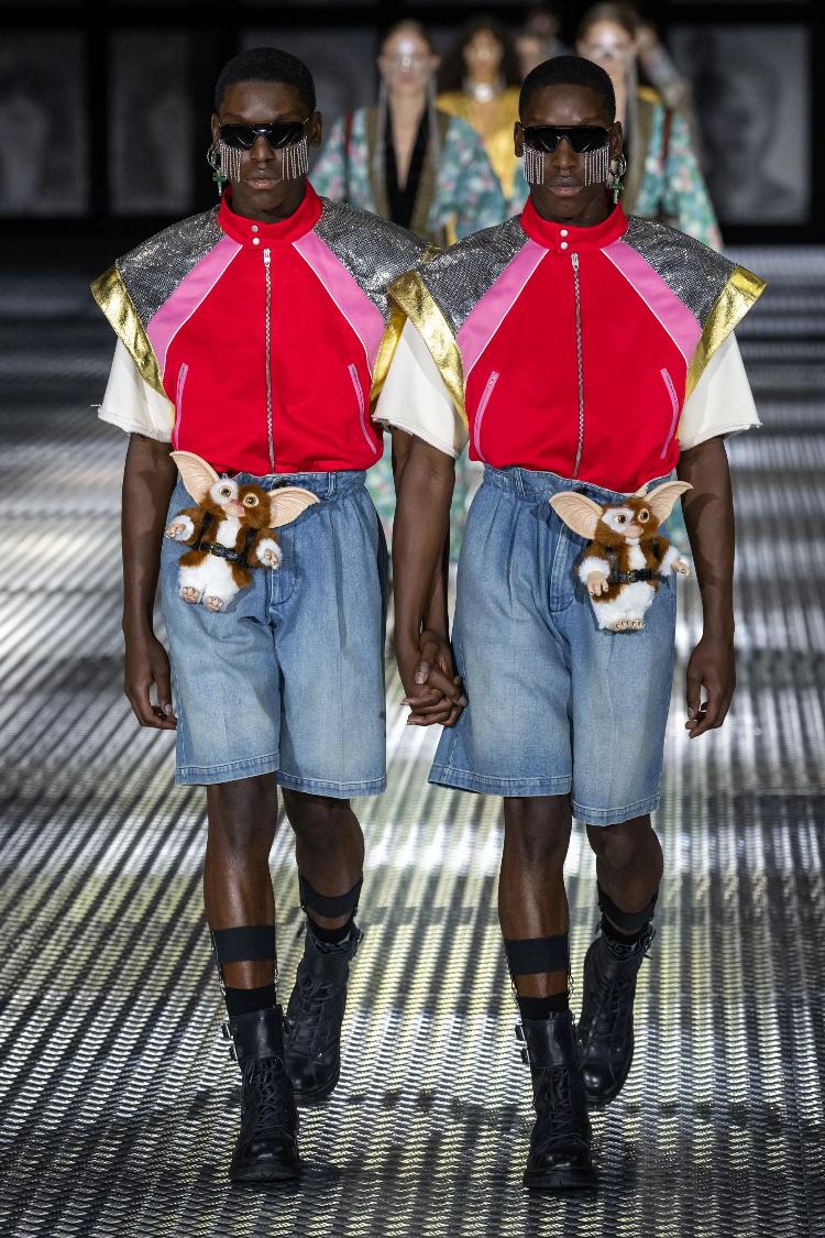 68 irmãos gêmeos e Gremlin: Gucci dá o que falar com desfile viral em ...