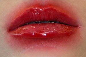 Sabe o batom borrado de beijo que todo mundo tenta esconder? Agora é ...