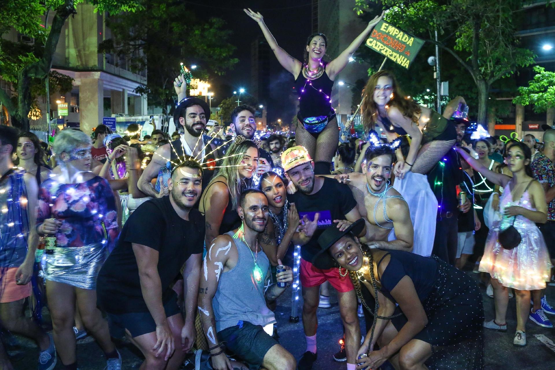 Fotos: Bloco iluminado! Foliões ostentam luzes de LED pelas ruas do Rio ...