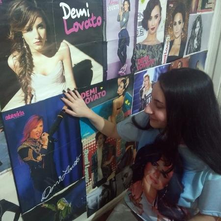 Esta fã de Demi Lovato imprime todos os Stories que a cantora posta ...