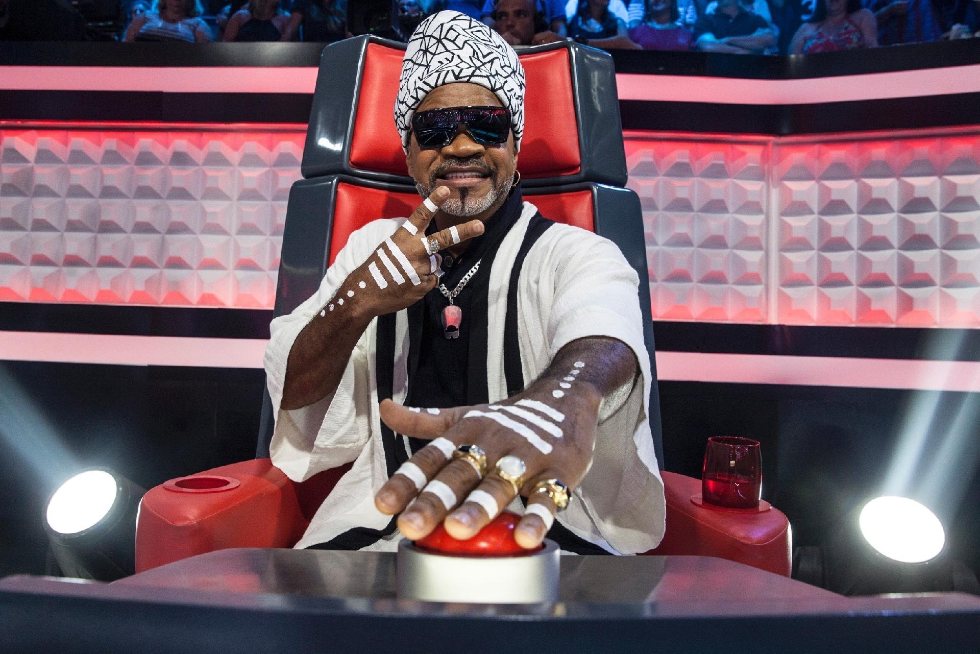 Fotos: 21 momentos que o visual de Carlinhos Brown deu um nó na sua ...